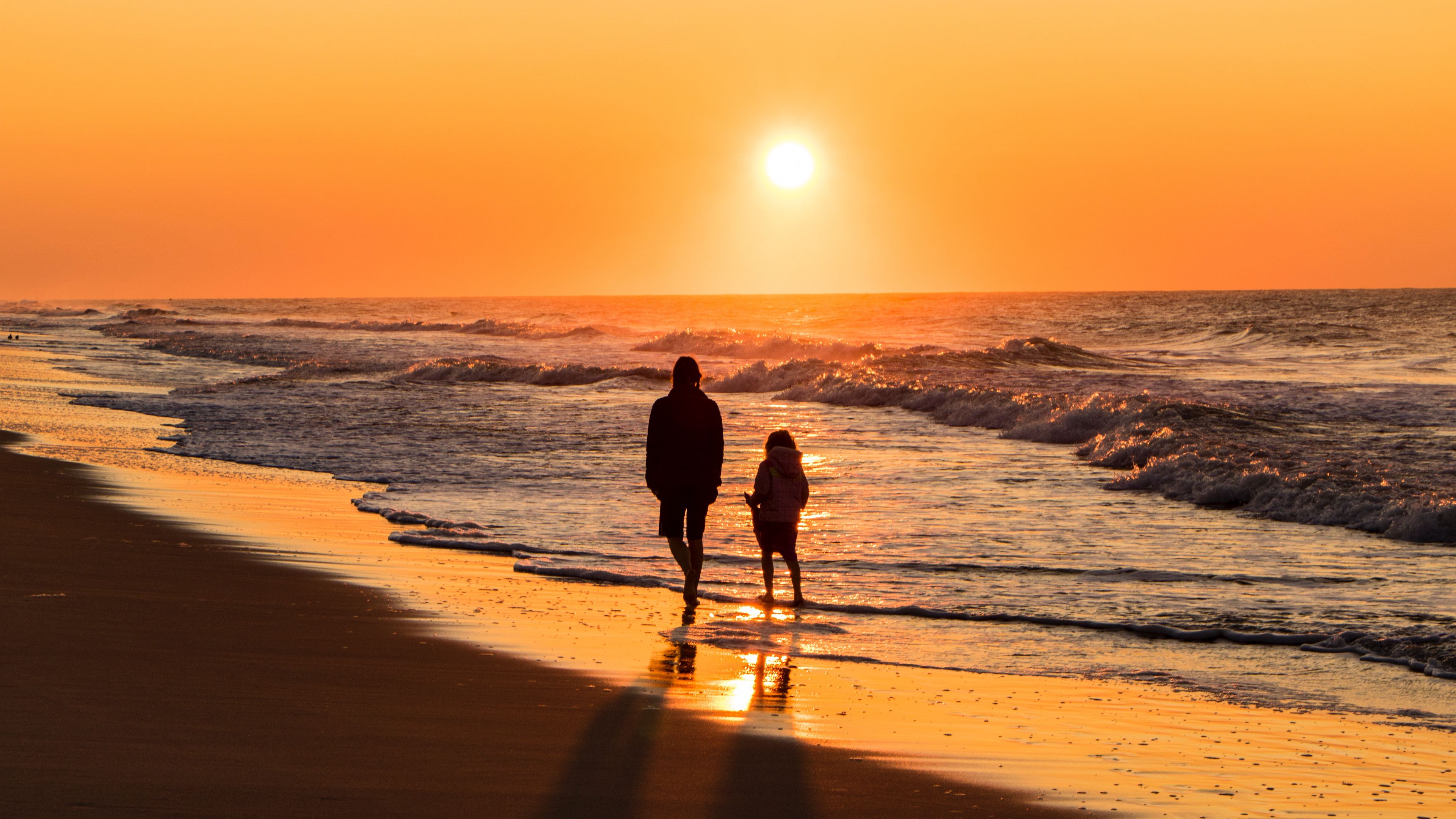 couple, silhouettes, love, sea, sunset, horizon, 4k HD Wallpaper