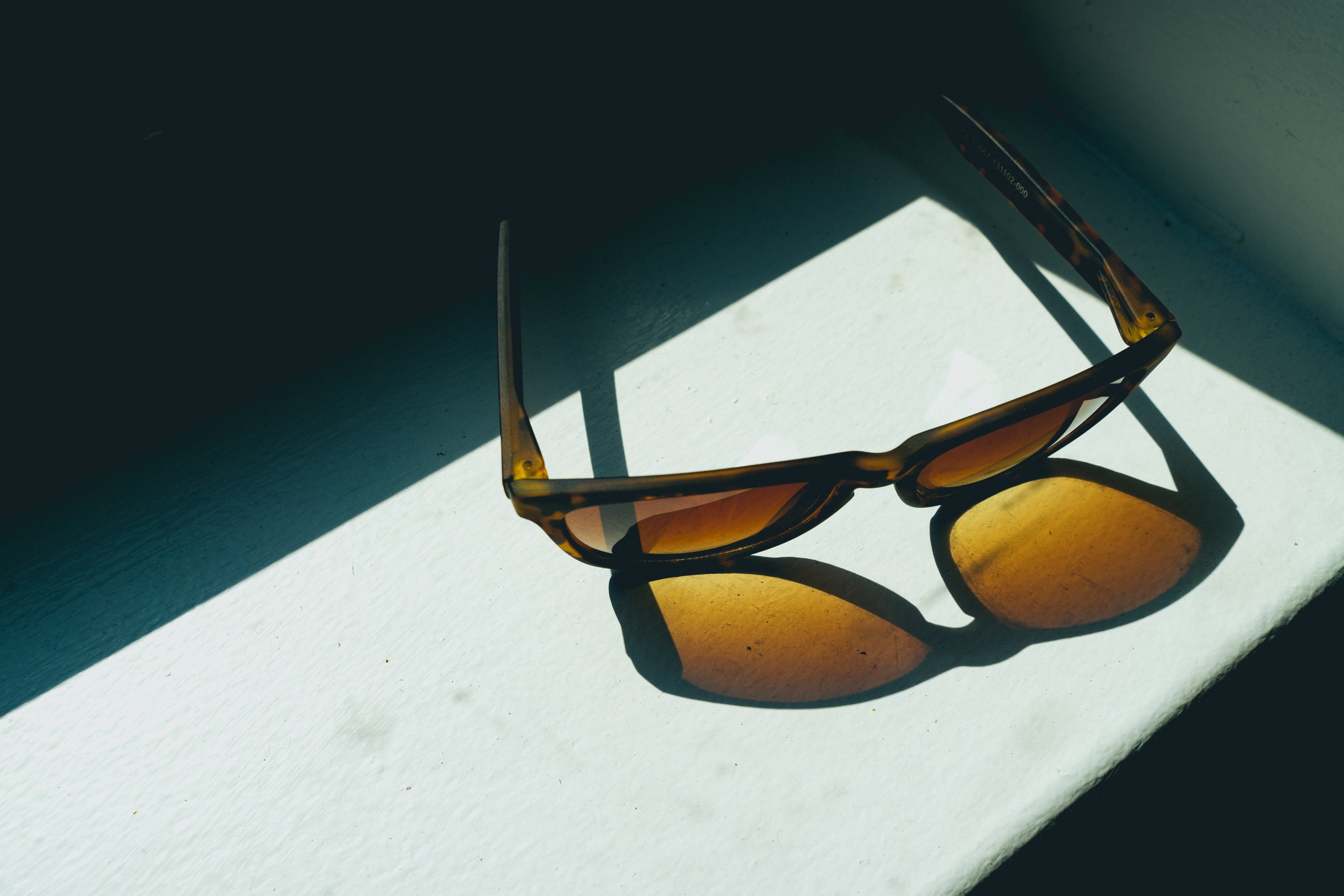 sunglasses shadow reflection and shelf 4k HD Wallpaper