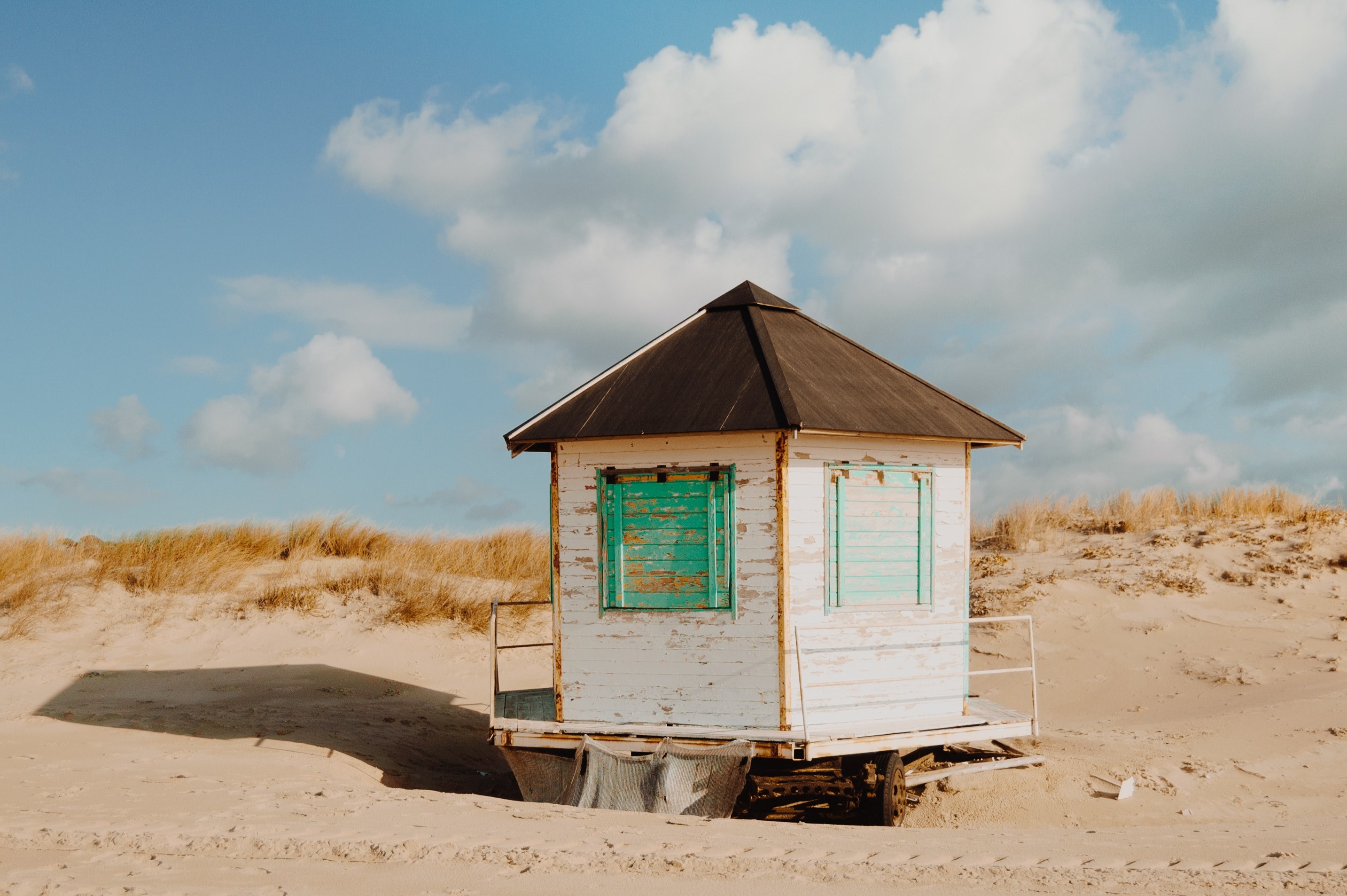 hut beach sand and building 4k HD Wallpaper