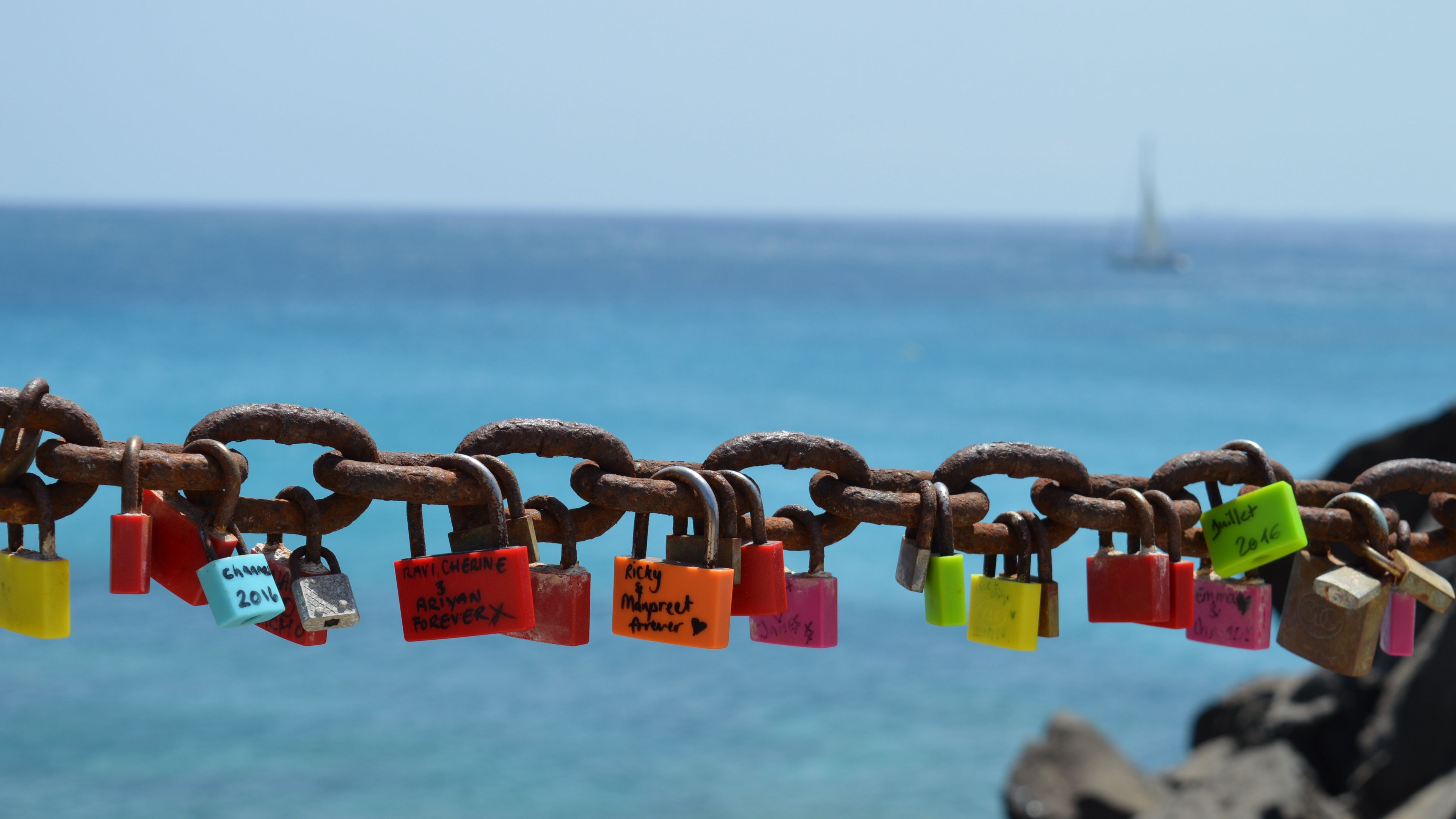 locks, chain, sea, sky, 4k HD Wallpaper