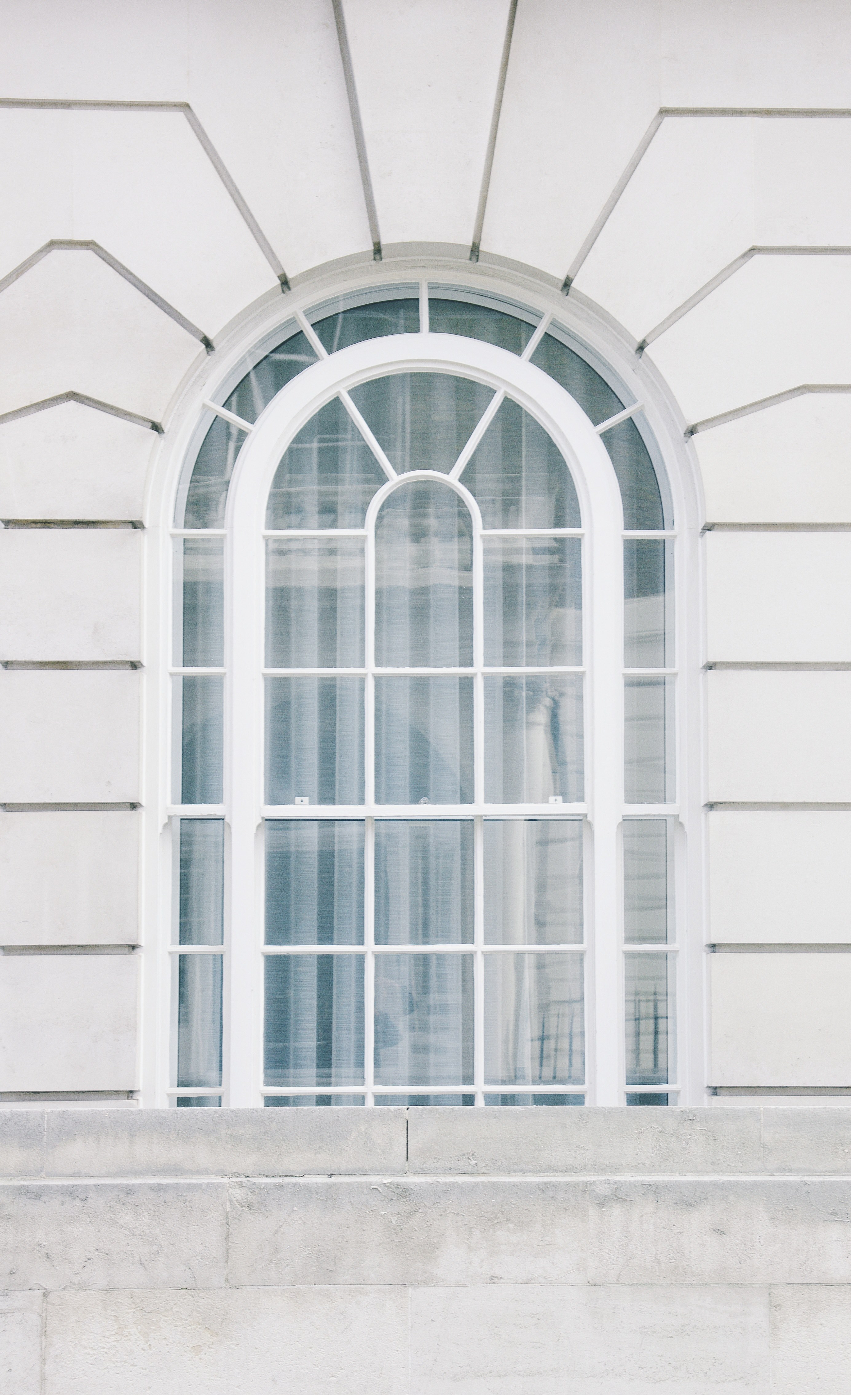 a white arched window in a building in london, white arched window 4k ...