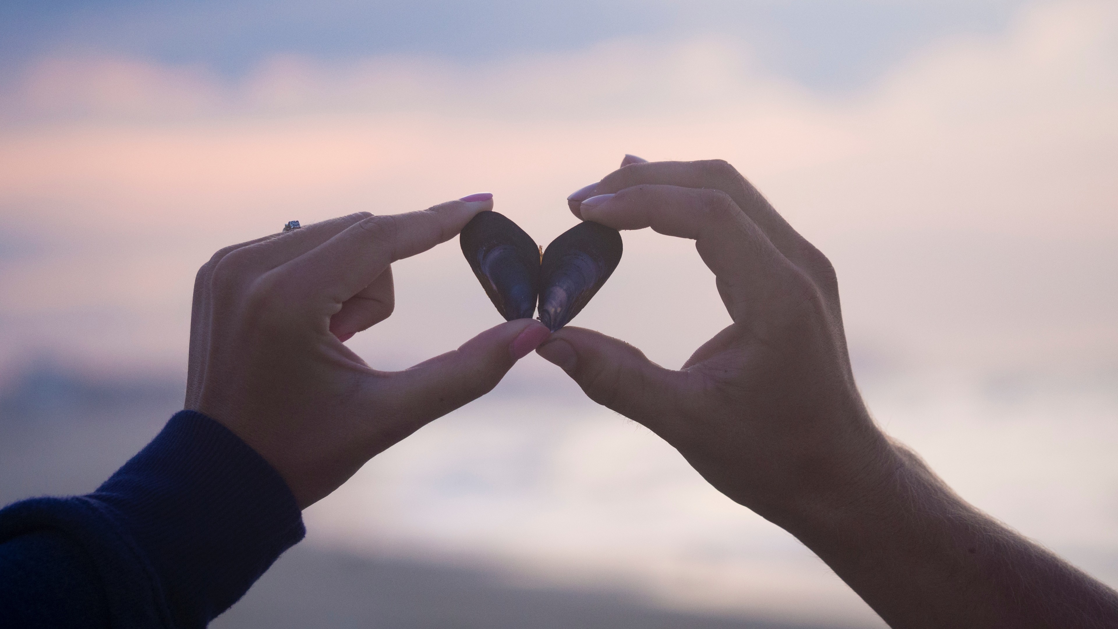 love image, heart, hands, 4K HD Wallpaper