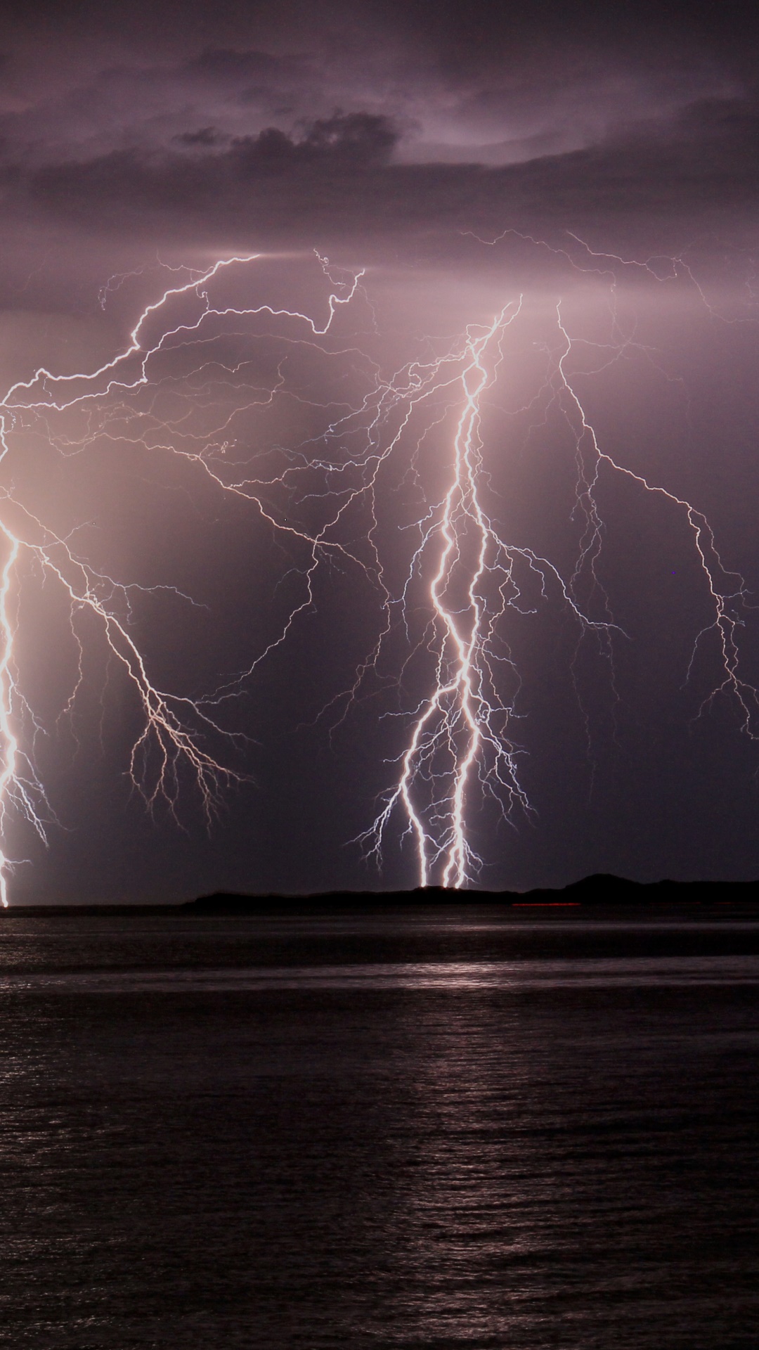 «Lightning phone wallpaper» HD Wallpapers