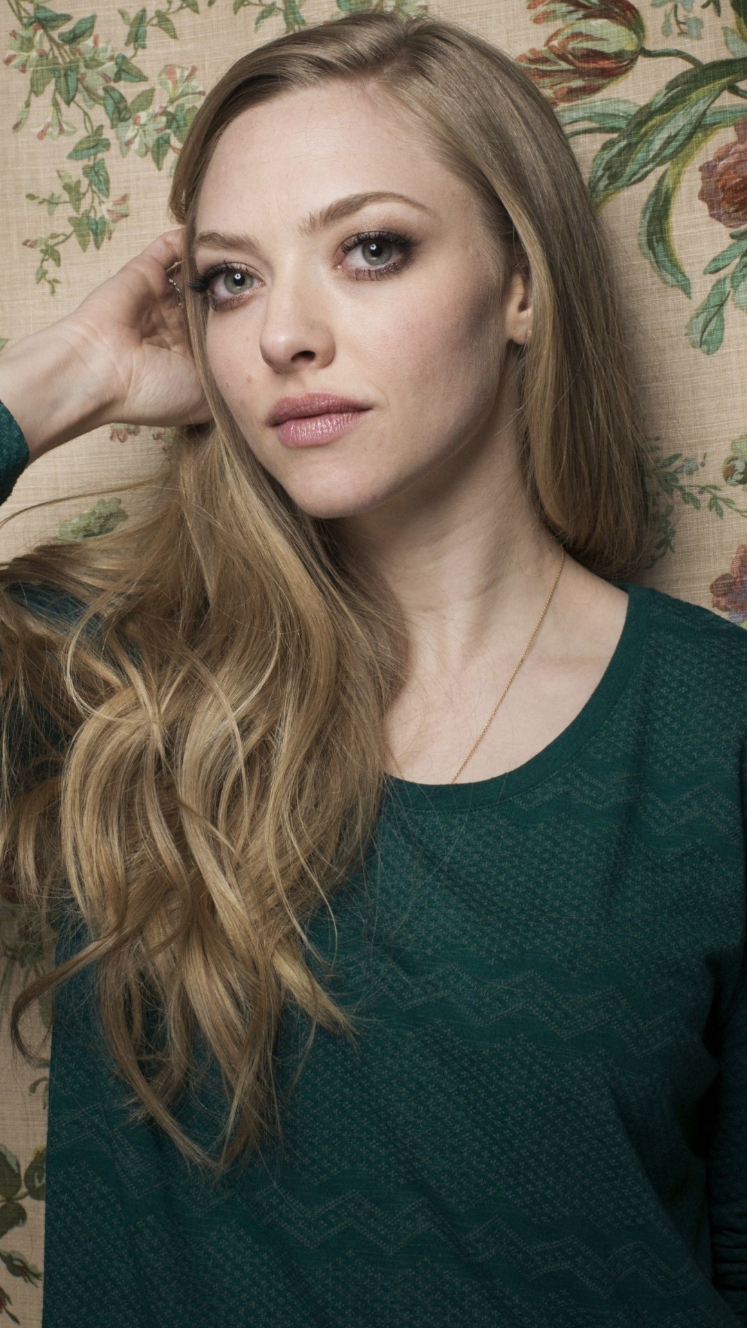 Celebrity Amanda Seyfried, 1080x1920 Phone HD Wallpaper
